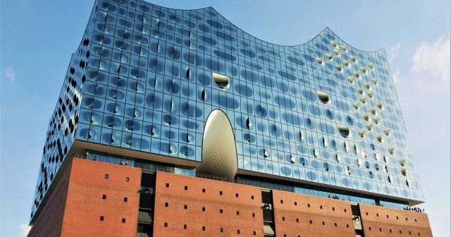 Elphi Plaza Tour in English | Adventure World Tours